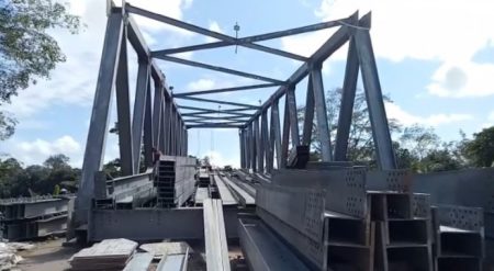 Jembatan Melawi II Dalam Tahap Pasang Rangka Baja - RUAI.TV