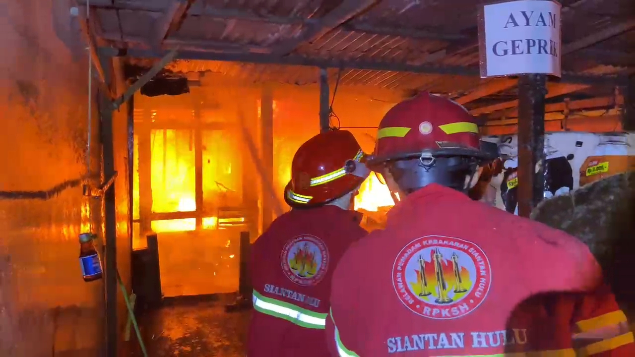 Korsleting Listrik Sebabkan Kebakaran di Jalan Gusti Situt Machmud, Satu Rumah Ludes - RUAI.TV